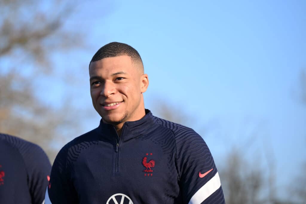 Équipe de France : Mbappé part au clash avec la FFF - BeFoot